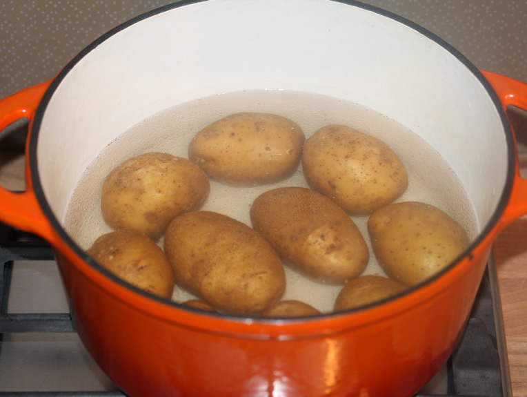 Cartofi fierti in crusta de sare cu mujdei picant