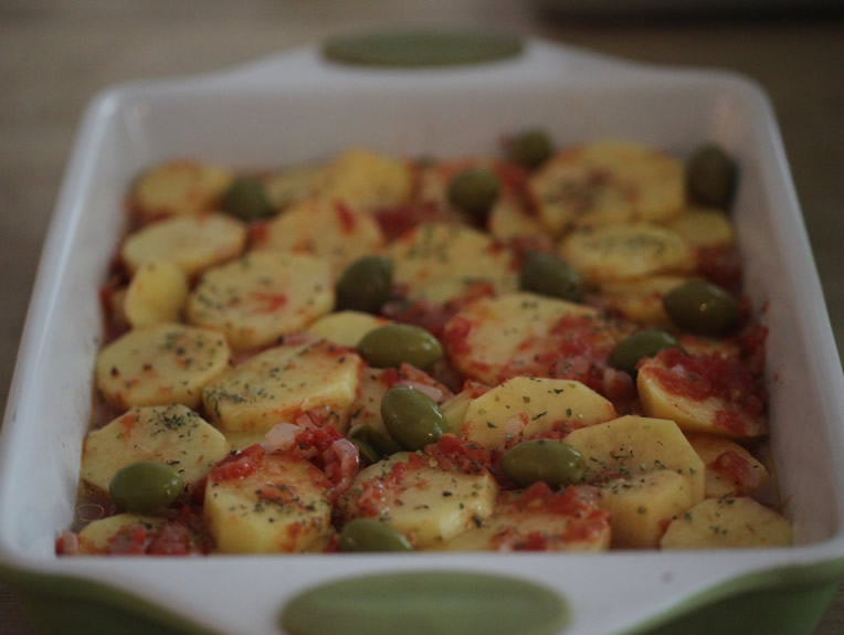 Cartofi noi cu masline si telemea la cuptor