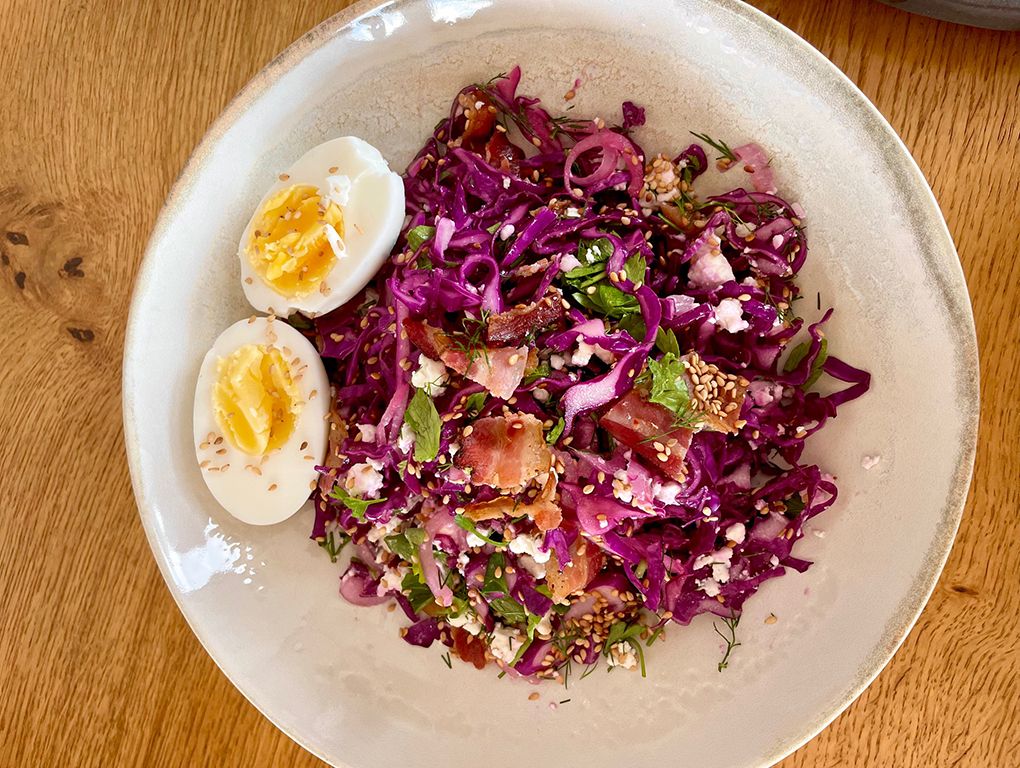 Ensalada de col morada y cebolla morada con queso feta - e-Retete