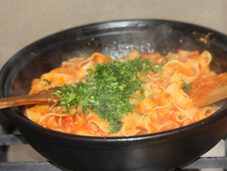 Paste cu sos picant de rosii si verdeturi