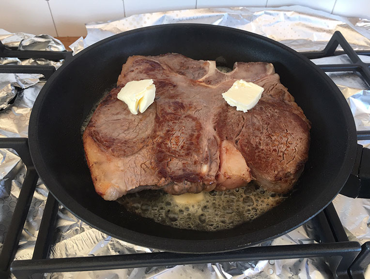 T-bone la tigaie cu unt si usturoi